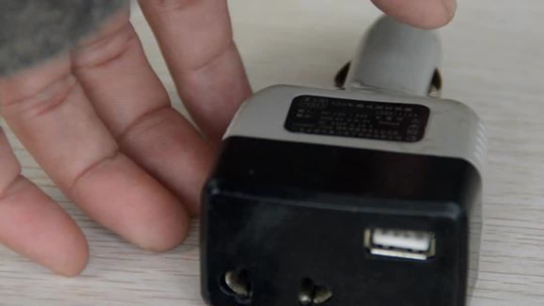 电池板接上老式车载充电器,居然真的可以输出220v接手机充电器用