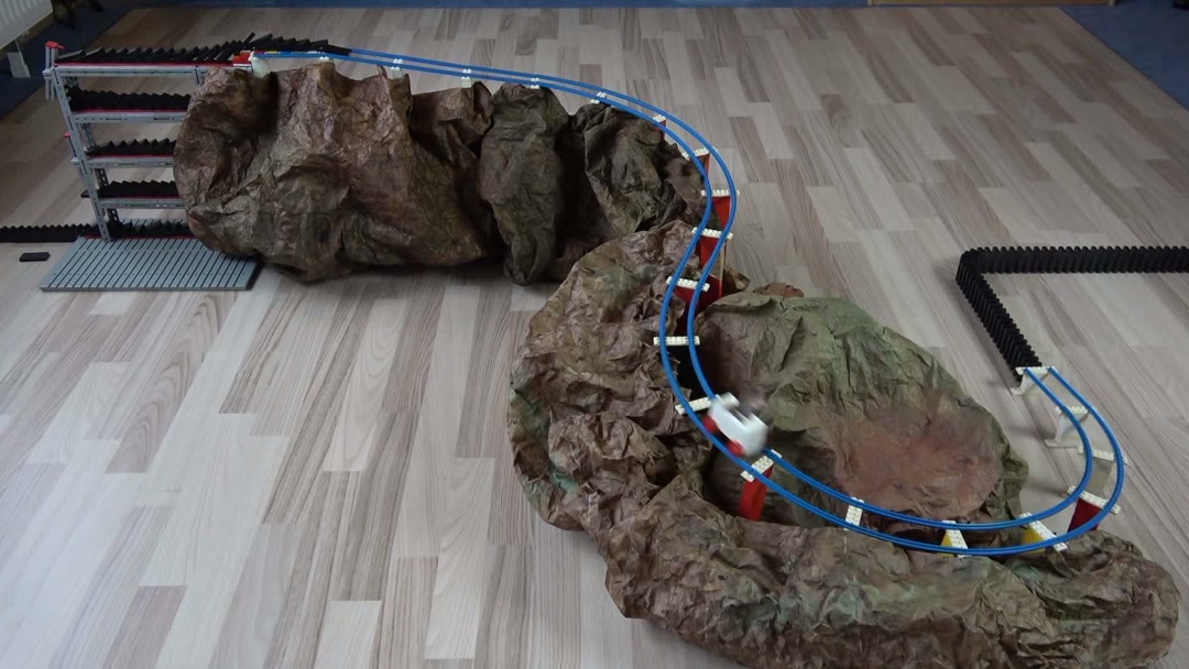 弹珠轨道连接多米诺骨牌,弹珠碰到骨牌那一刻,世界都安静了