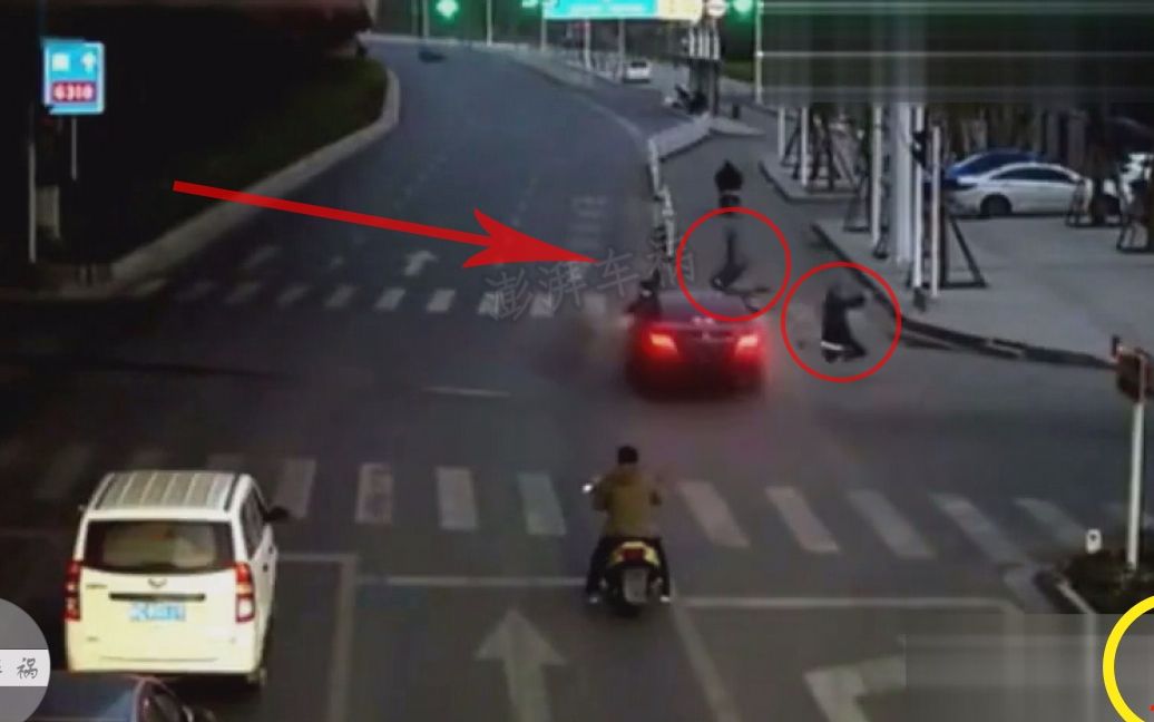 还有几秒转绿灯,不料小车硬闯红灯,结果赔了夫人又折兵