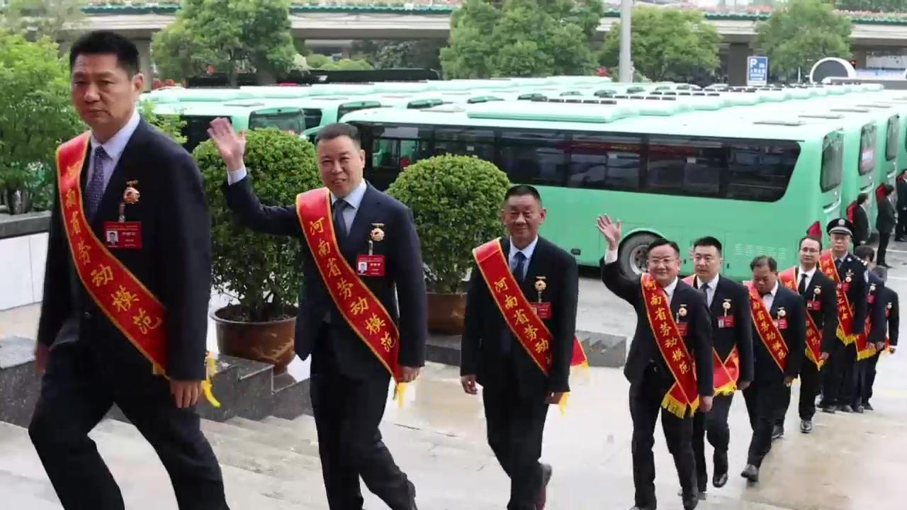 河南省隆重隆重表彰劳动模范和先进工作者