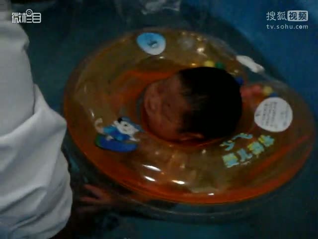 宝宝出生第二天洗澡录像