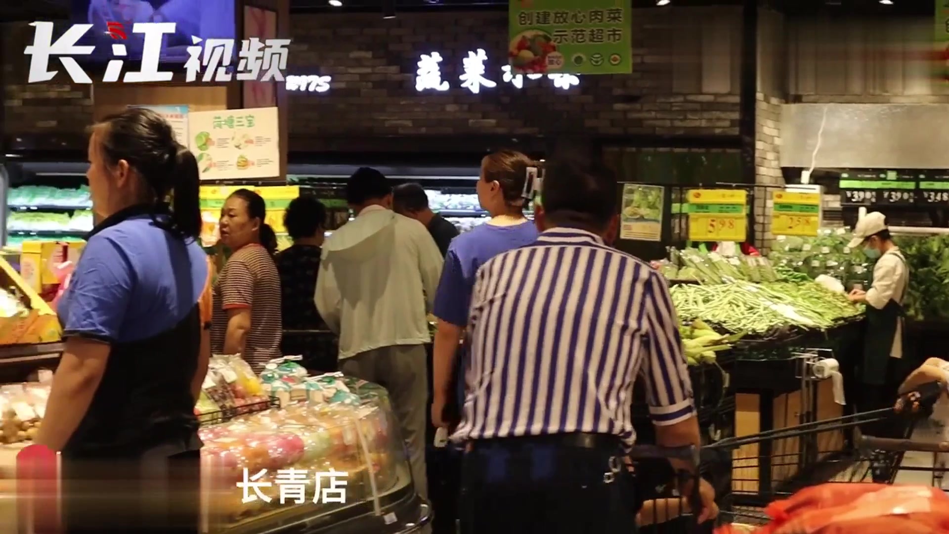 记者探访,在十万级洁净等级中央大厨房里做热干面