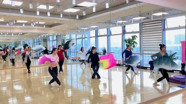 扇舞非常适合在公司年会上跳一波,简单好学的舞蹈