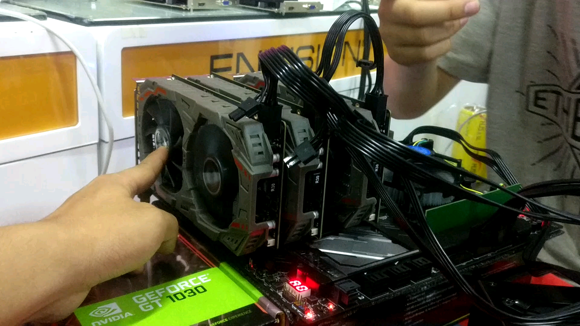 测试矿机显卡,我倒也看看是你风扇厉害,还是我手指头厉害