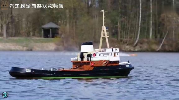模型——老外真舒坦,但风景如画的湖边玩遥控轮船