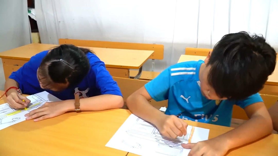 孩子上学学习话电脑桌,教室有趣的童谣