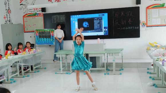 小女孩班级卧虎藏龙,才艺表演霸气外露,看看她们都表演了啥