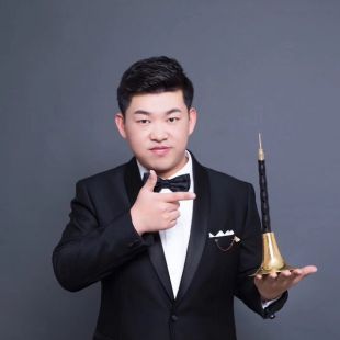 玩乐器的小伙儿 