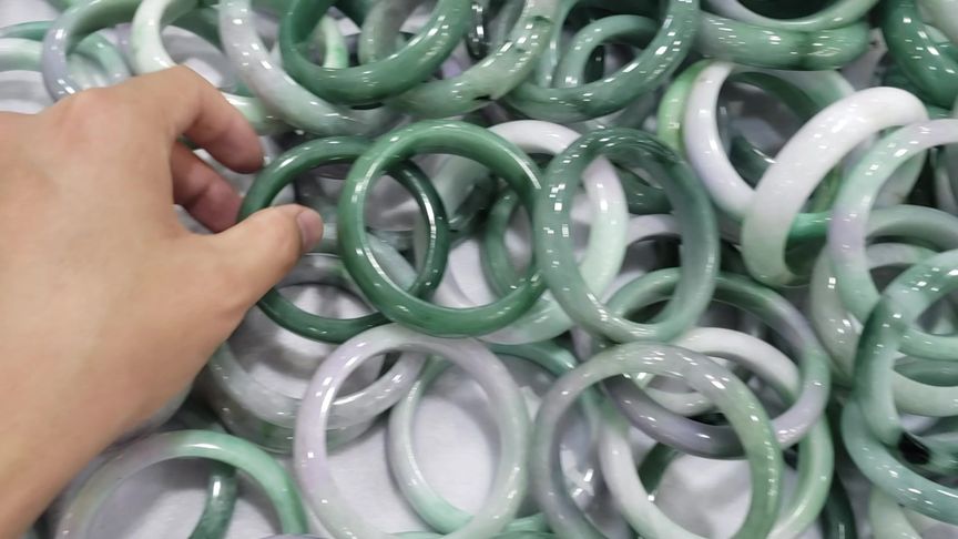 缅甸人手镯不是单个卖,而是一筐卖,这样的翡翠手镯你喜欢吗