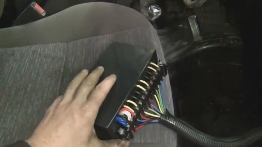 铃木武士的汽车上面安装上丰田轿车的继电器,又可以启动了