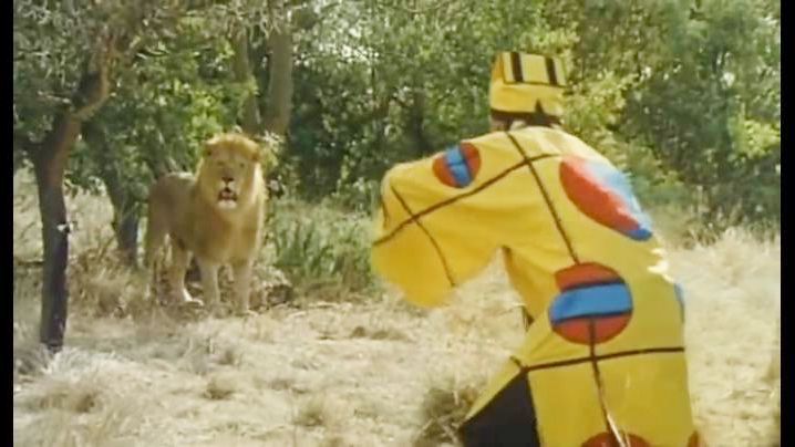 林正英用僵尸符斗非洲狮子和犀牛,不想灵符被犀牛踩得稀烂,爆笑