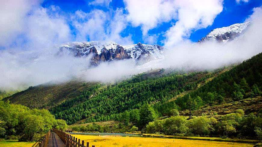 稻城亚丁是一个网红景点,国庆想去玩儿,还是先掂量一下钱包