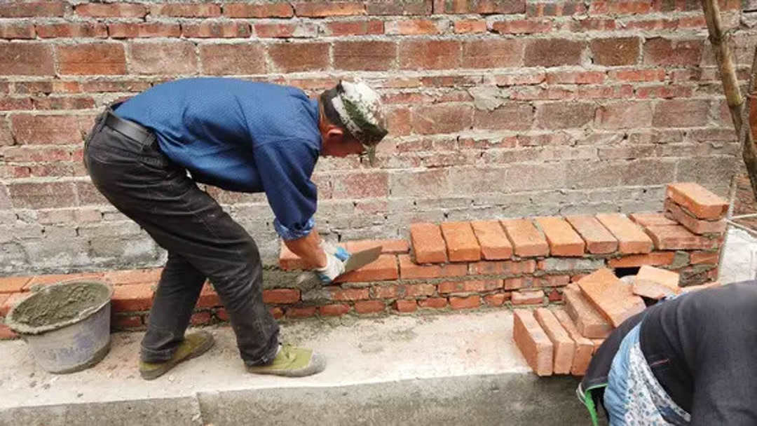 实拍农村砌砖墙,一小工,一大工,一天砌5000砖真的很轻松