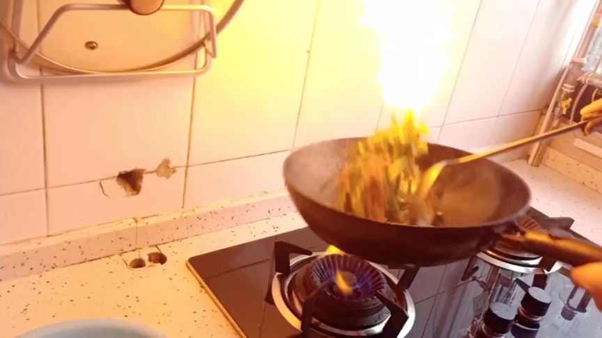 苒苒跟爸爸学做菜,爸爸一颠勺吓一跳,太搞笑啦!