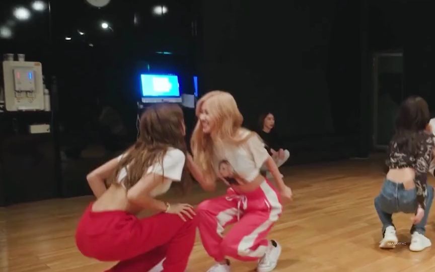 ...kuma,rosé心疼的样子也太真实了吧~#blackpink #歌曲一世人不了解