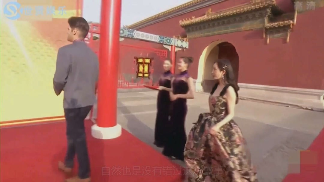2杨幂穿华丽礼服走红毯,露出鞋子后,又想上热搜?