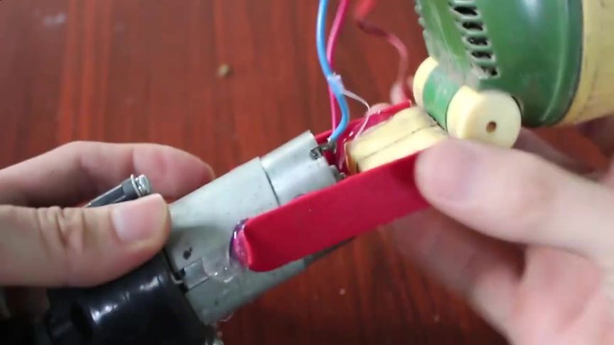 手工DIY,使用废弃小发电机制作一个手摇手电筒