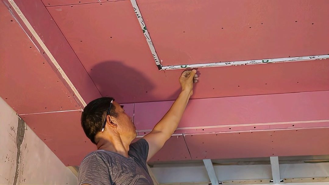 双眼皮吊顶施工全过程,用剪刀剪切不锈钢线条,肯定不会有糊边