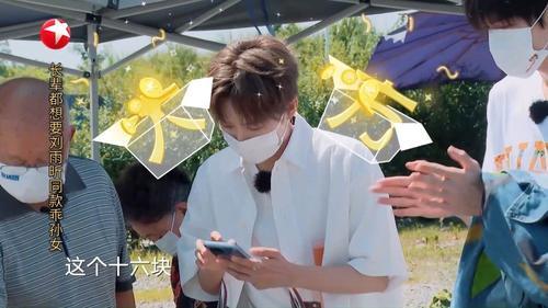 ...对第一次见面的爷爷奶奶无微不至,买买买的同时还细心照顾,变身小甜...