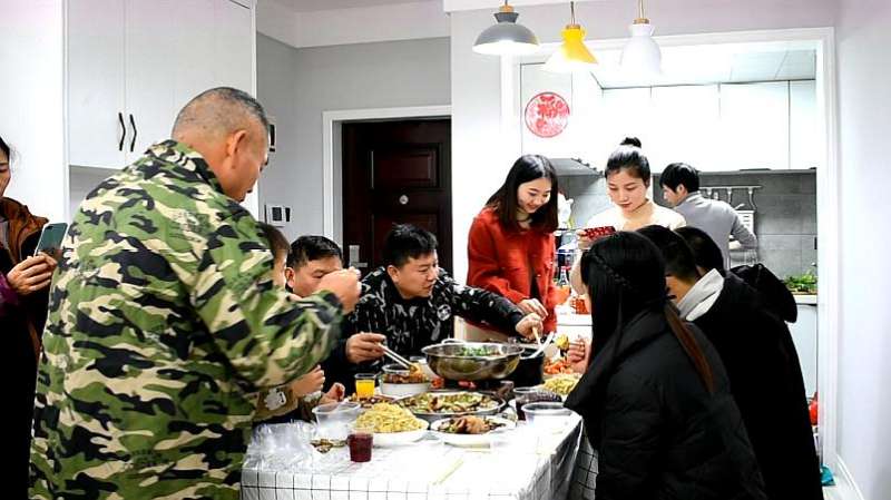 湖南人年夜饭这样吃,提前24小时忙活准备,上菜瞬间年味就有了