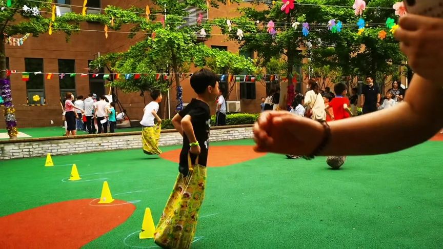 经开第一学校英语趣味运动会,二宝玩得真嗨!#亲子活动