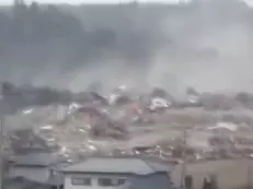 海啸横扫平房 路人紧急逃命