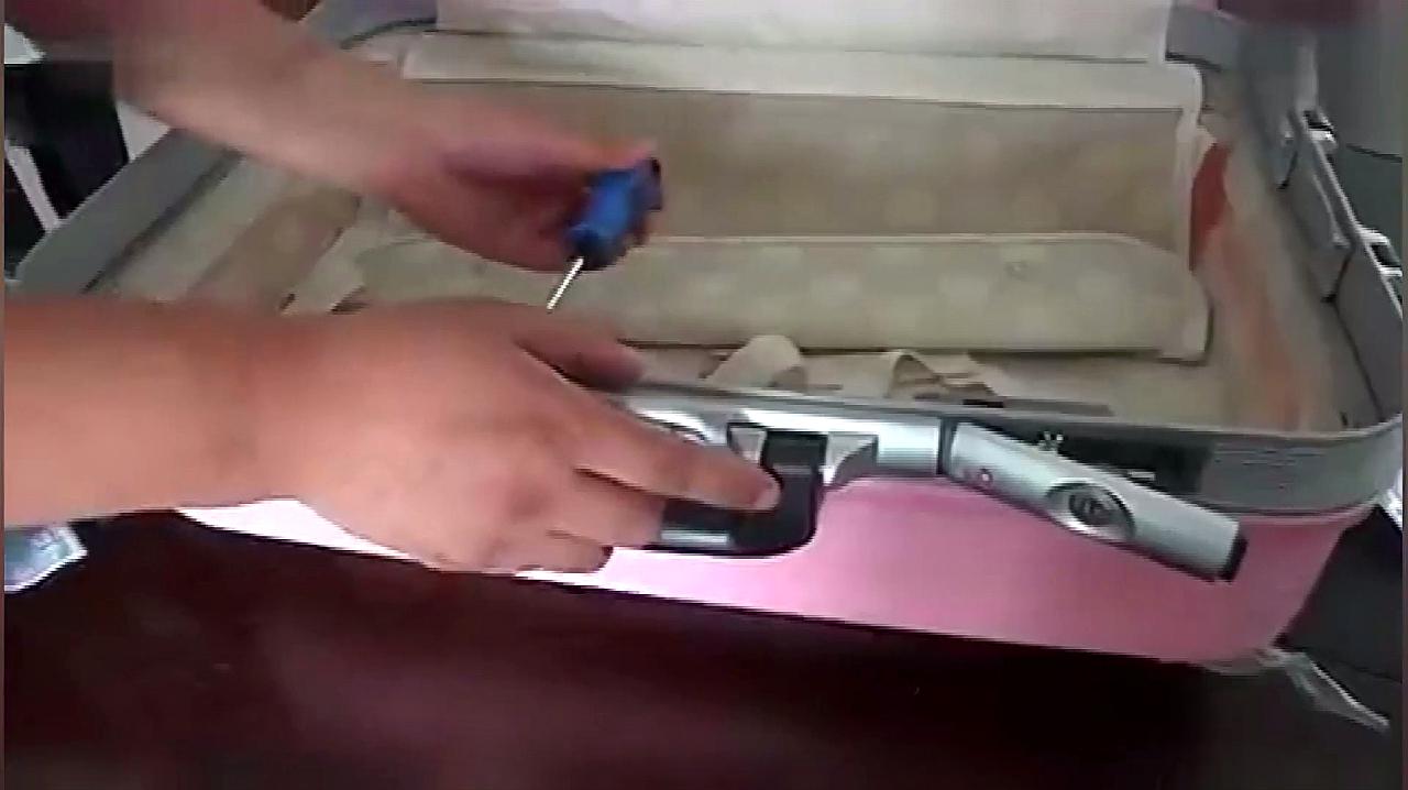行李箱海关锁,有人把锁拆了,原来是这样