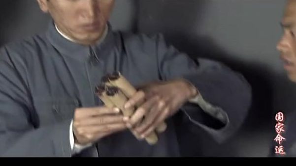 负责给原子弹装雷管的同志有些紧张,司令:放心起爆钥匙在我手里