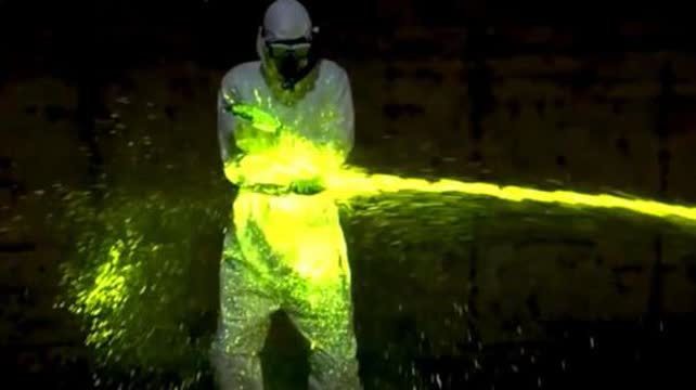 在身上喷1000根荧光棒会怎样?老外亲自试玩