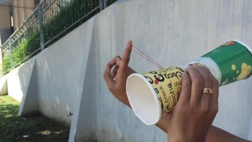 用两个纸杯就能制作的飞行器,效果太神奇!你知道是何原理吗?