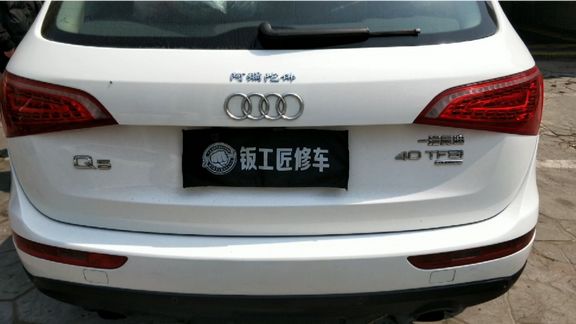 修理厂老板自己的爱车被撞了!右前门有点严重撞撕开了!