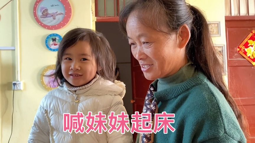 1岁多宝宝赖床不起太好玩了,还呲牙给奶奶笑,奶奶都拿她没办法