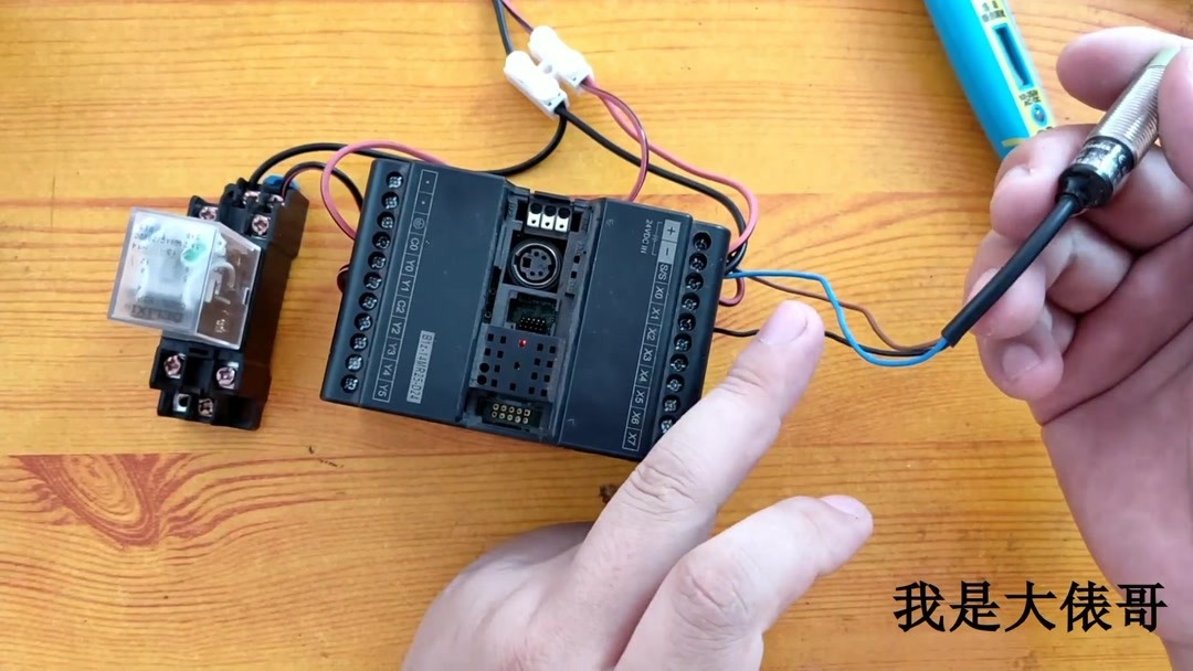 老司机教你PLC与传感器怎么接,用个NPN常开的接近开关演示