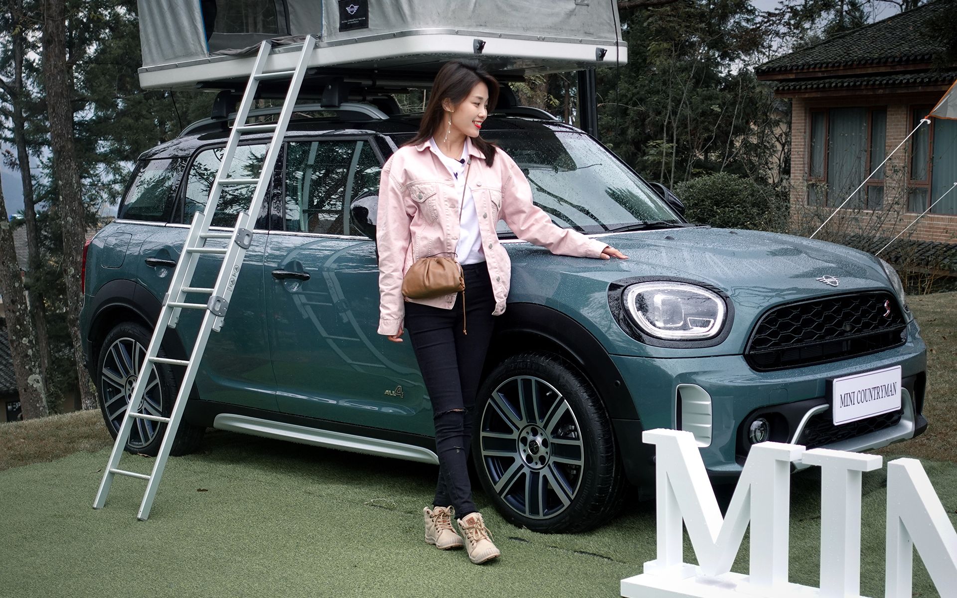 累了困了睡车顶?这样的MINI真是太爱了