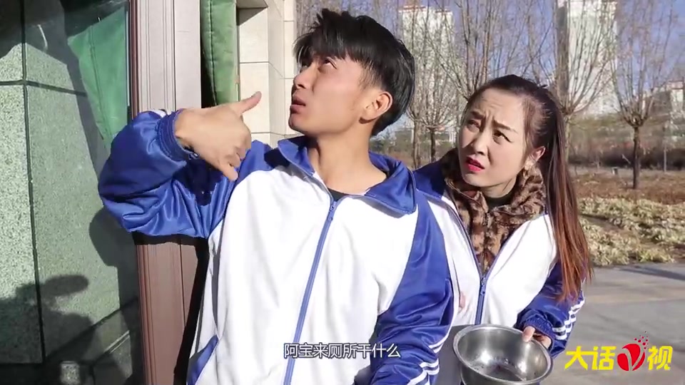 阿宝嫌食堂的饭难吃,躲去厕所偷吃腐乳烤肠,不料却引起同学误会