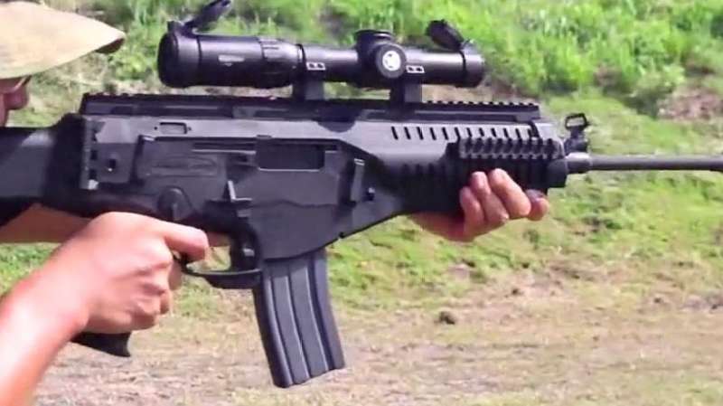 靶场射击测试,配备瞄准镜的突击步枪,打起来十分流畅!