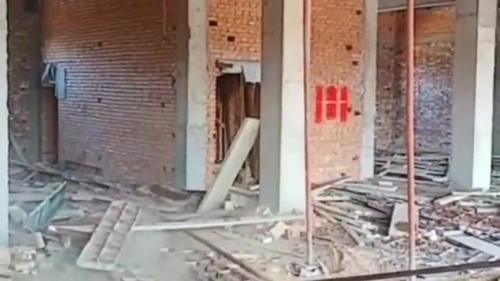 老板看到这样干活直接给开除了,这么拆模确实有些危险,工人的心也够...