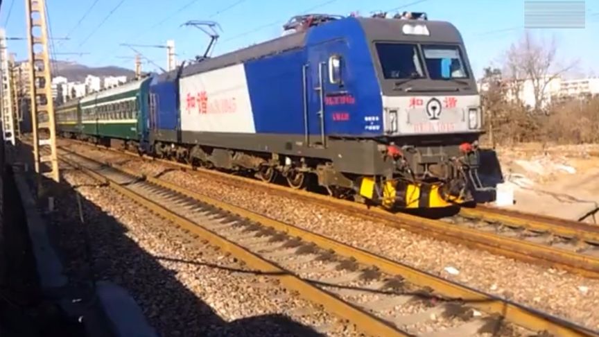 翻越太行山的绿皮火车 太原至石家庄北6034次中途驶入阳泉站