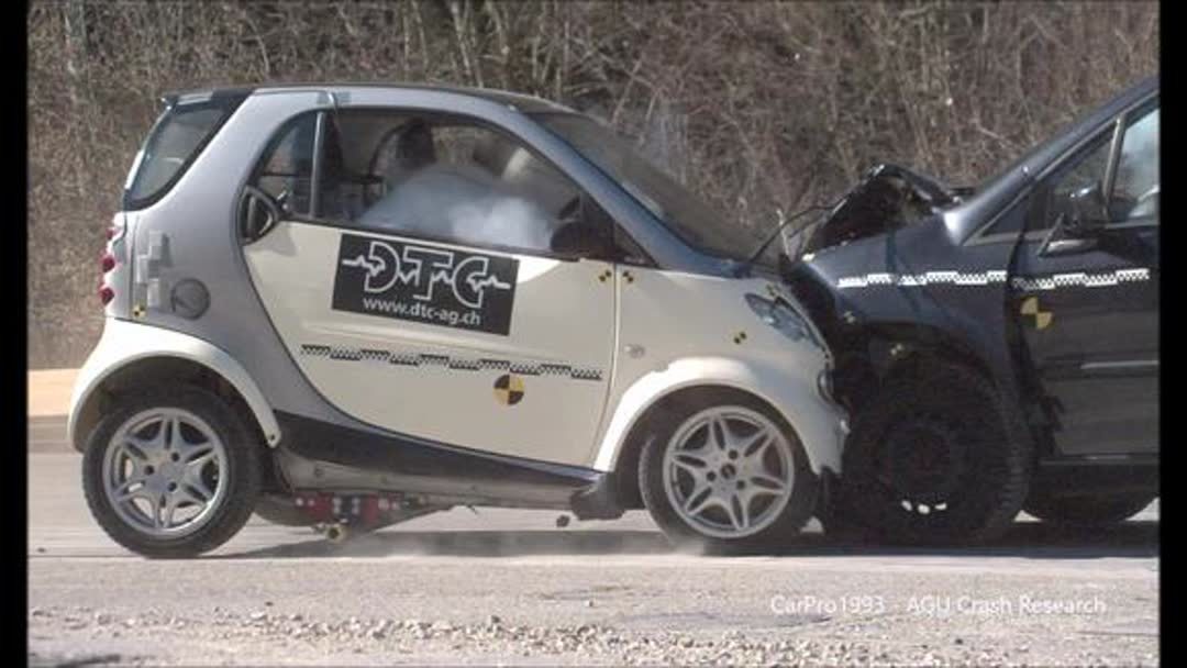 奔驰smart和家用车对撞,模拟25%碰撞测试 没想到车身刚性这么强