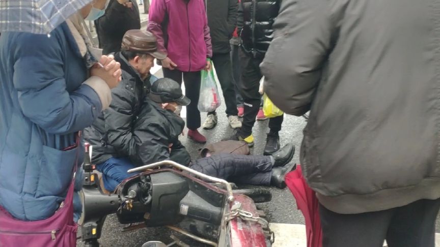 今天我在上海法华镇路买菜发生交通事故骑电动车的和85岁骑自行车