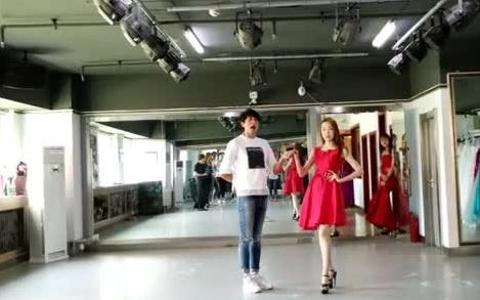 模特课堂 男女模特混搭走秀要领:男模特引导女模特,试试吧ߘ