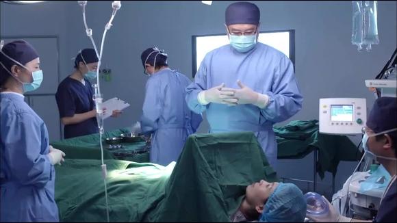 医生准备麻醉病人,不料病人不想做全麻,想体验手术得全过程