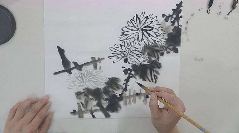 传统国画画法教学,水墨菊花配景更漂亮,适合初学者学习