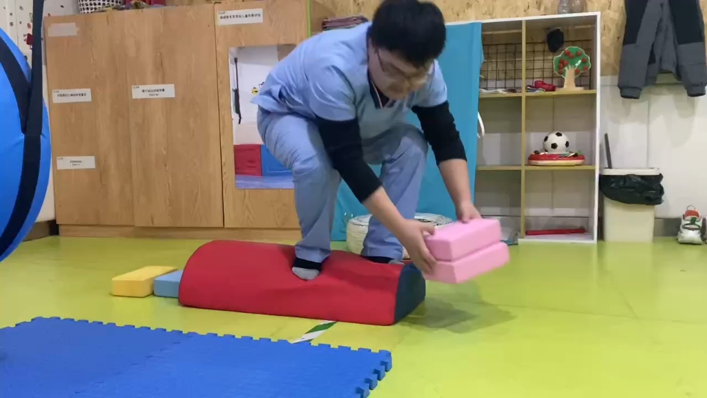 感统小游戏——蚂蚁搬家