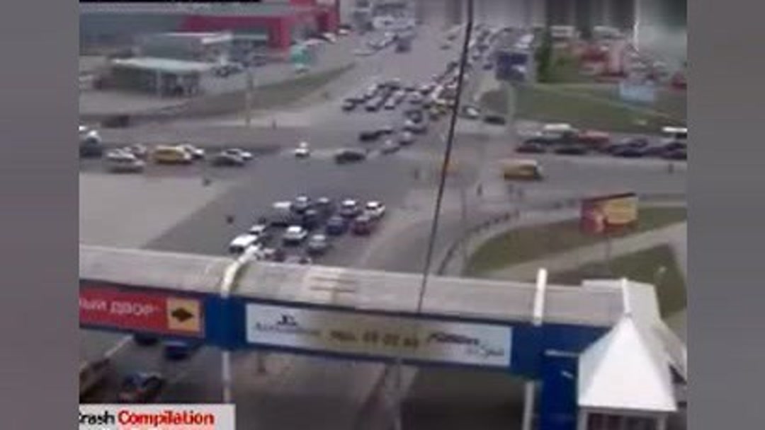 行车记录仪拍摄下车祸可怕瞬间,心惊肉跳,相当惨烈