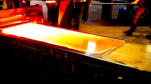 实拍德国工厂玻璃制作过程,网友表示,这咋跟摊煎饼差不多呢?