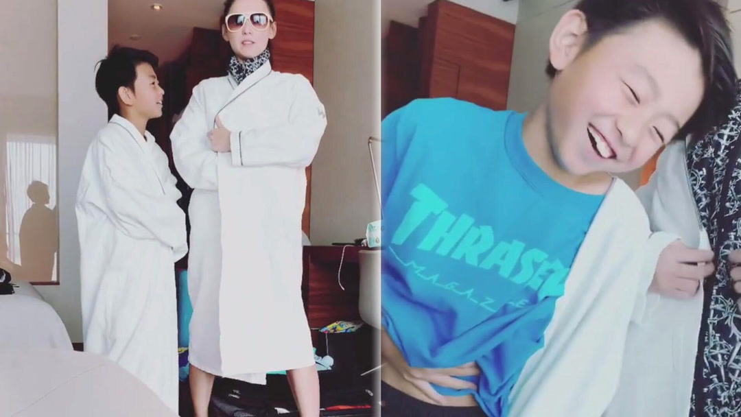 张柏芝母子穿浴袍学模特走秀,小Q拍疼肚子惹妈妈开心大笑