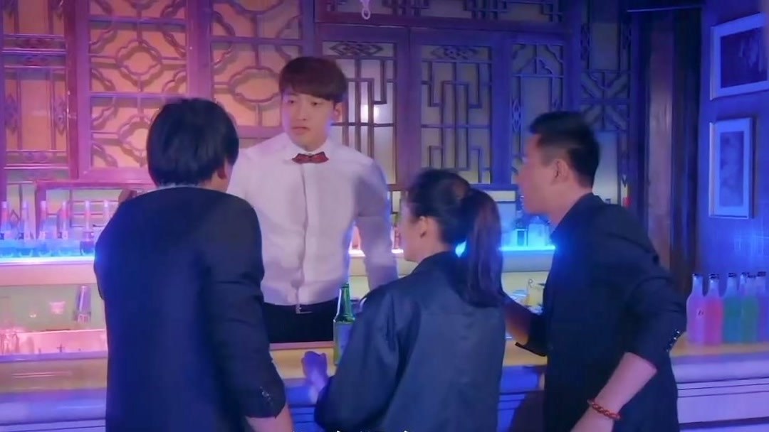 美女酒吧喝酒被骚扰,男神服务员英雄救美,没想到惹上大麻烦