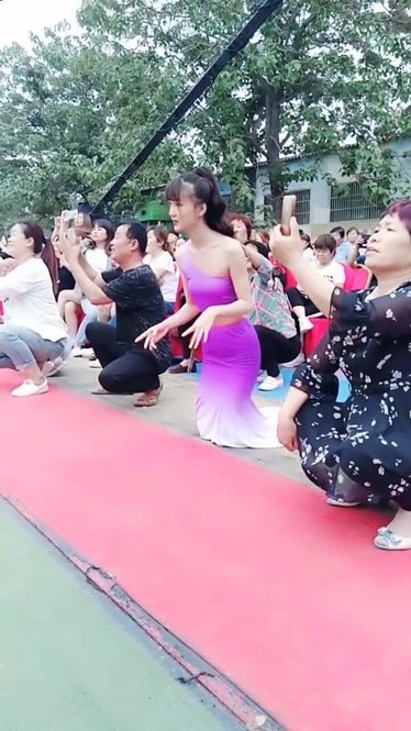 孩子的活动现场,永远都是妈妈录孩子,爸爸在录老师