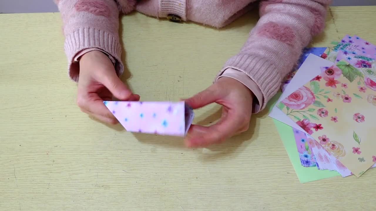 今天教你们做一个实用手工,纸笔筒